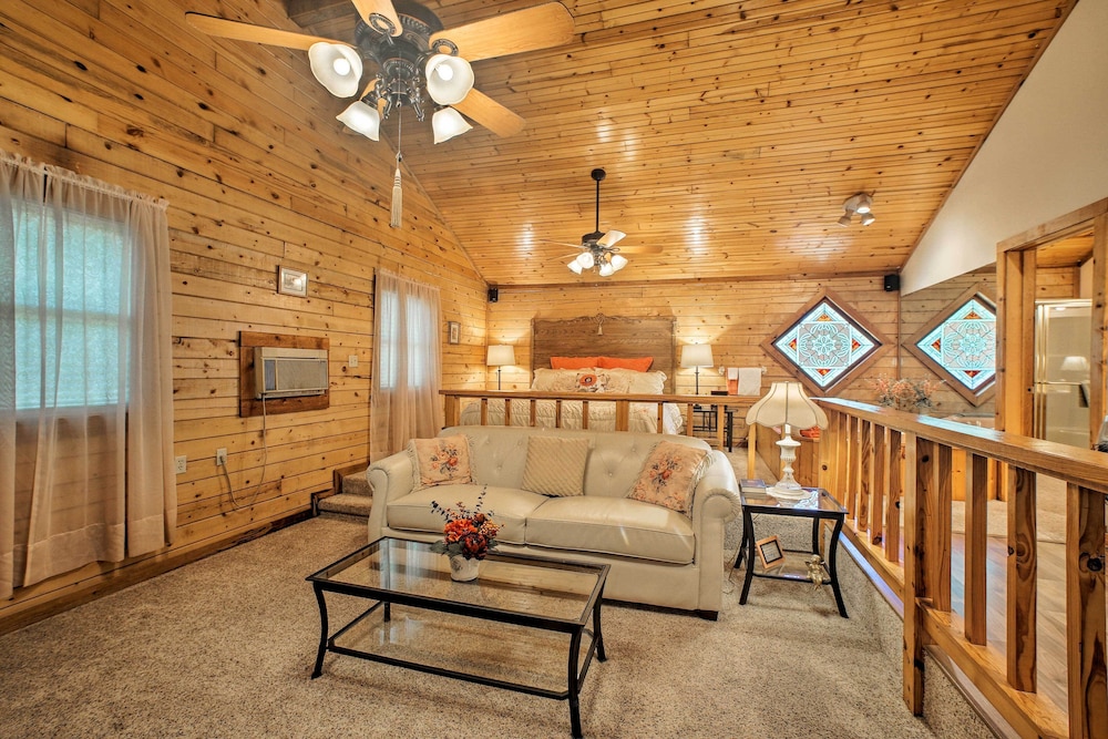 Studio W/ Deck: Near Thorncrown Chapel & Lakes - Eureka Springs, AR