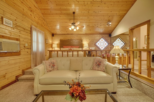 Studio W/ Deck: Near Thorncrown Chapel & Lakes - Eureka Springs, AR