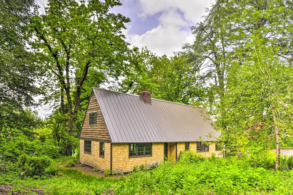 Peaceful + Elegant Cottage W/ Riverside View - Oregon