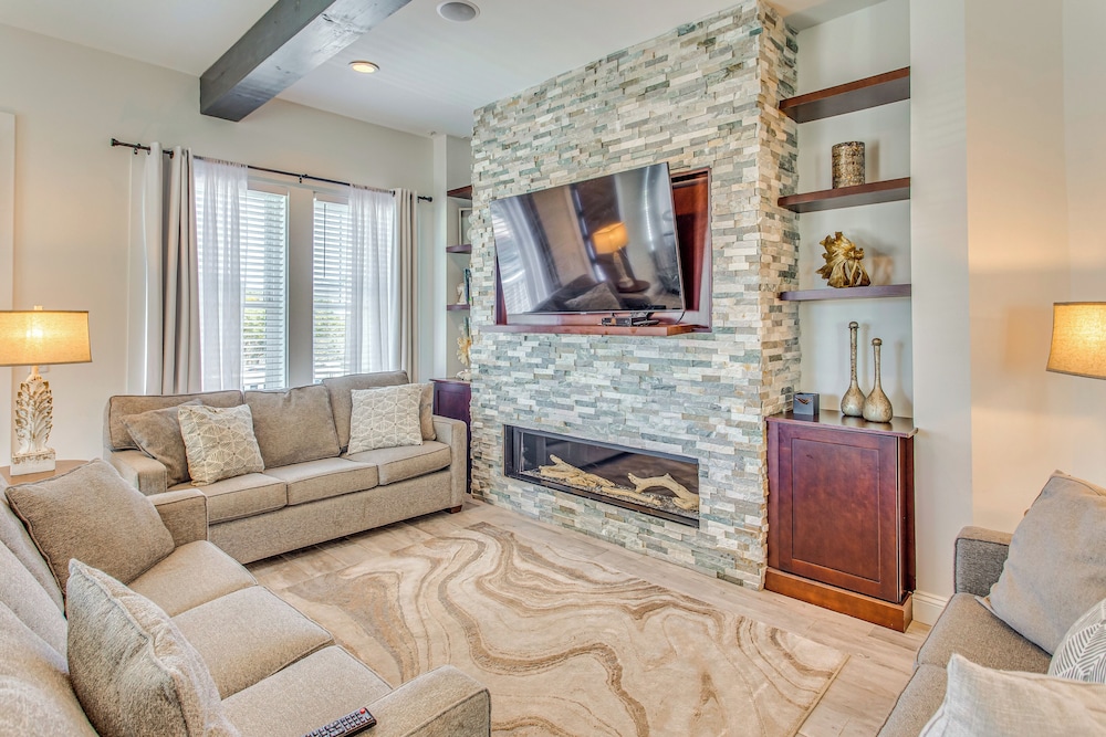 Walk To Ocean: Myrtle Beach House W/ Hot Tub! - Myrtle Beach, SC