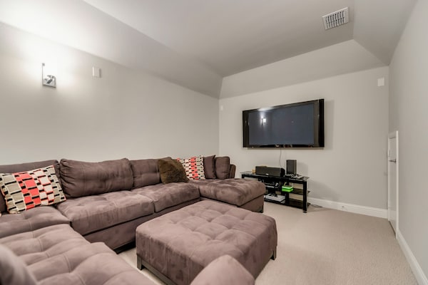 Patio & Game Room: Modern Home In Frisco - Frisco, TX