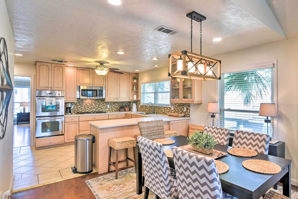 Jamaica Beach Waterfront Getaway: Kayaks & Dock! - Jamaica Beach, TX