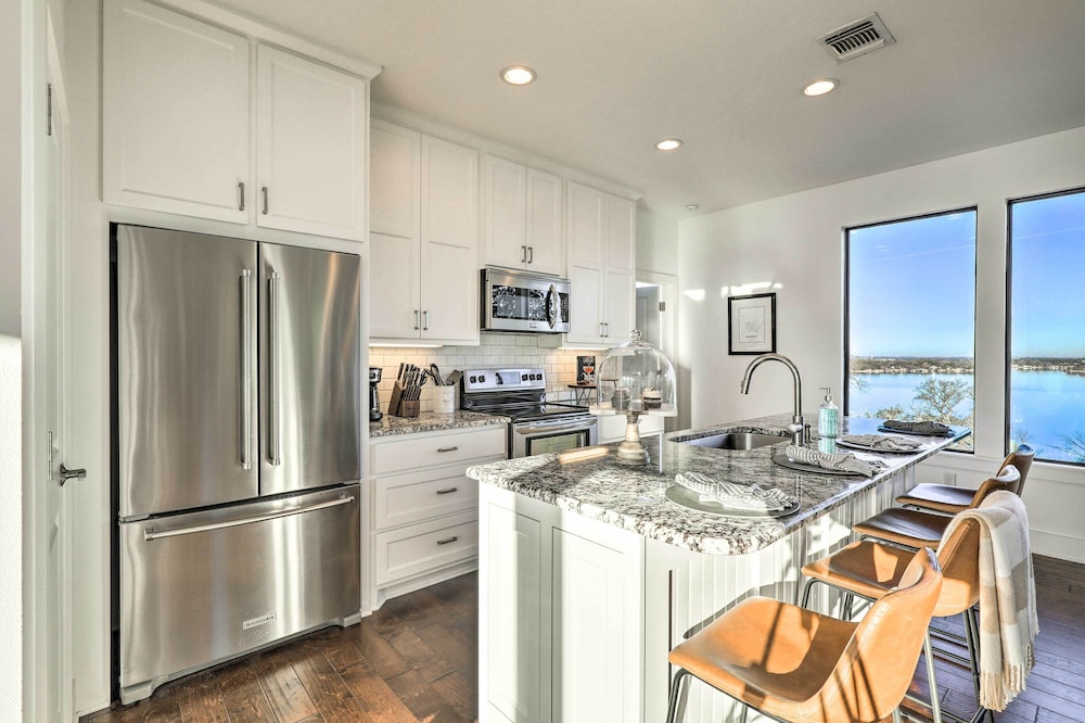 Modern 'Lakeview Hilltop Retreat' W/ Game Garage! - Granbury, TX