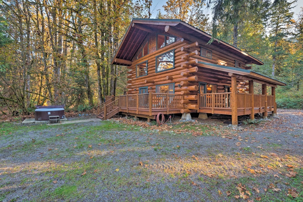Riverfront Gold Bar Log Cabin Near Stevens Pass! - Skykomish, WA
