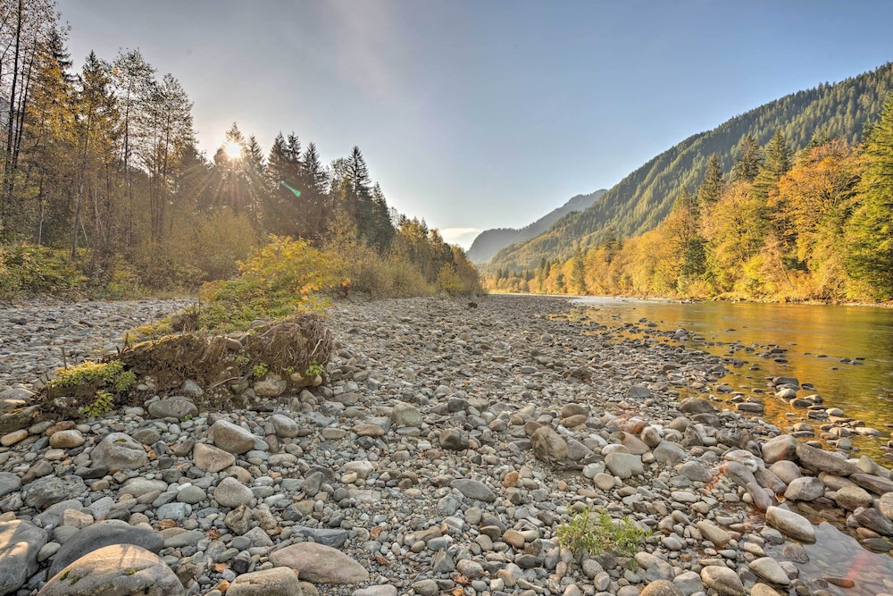 Riverfront Gold Bar Log Cabin Near Stevens Pass! - Skykomish, WA