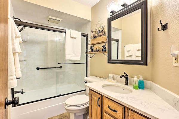 Beaver Dam Lake Retreat W/ Fire Pit & Dock! - Cambria, WI