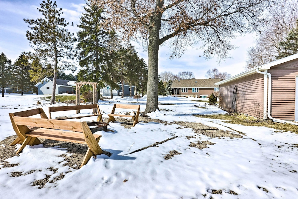 Beaver Dam Lake Retreat W/ Fire Pit & Dock! - Juneau, WI