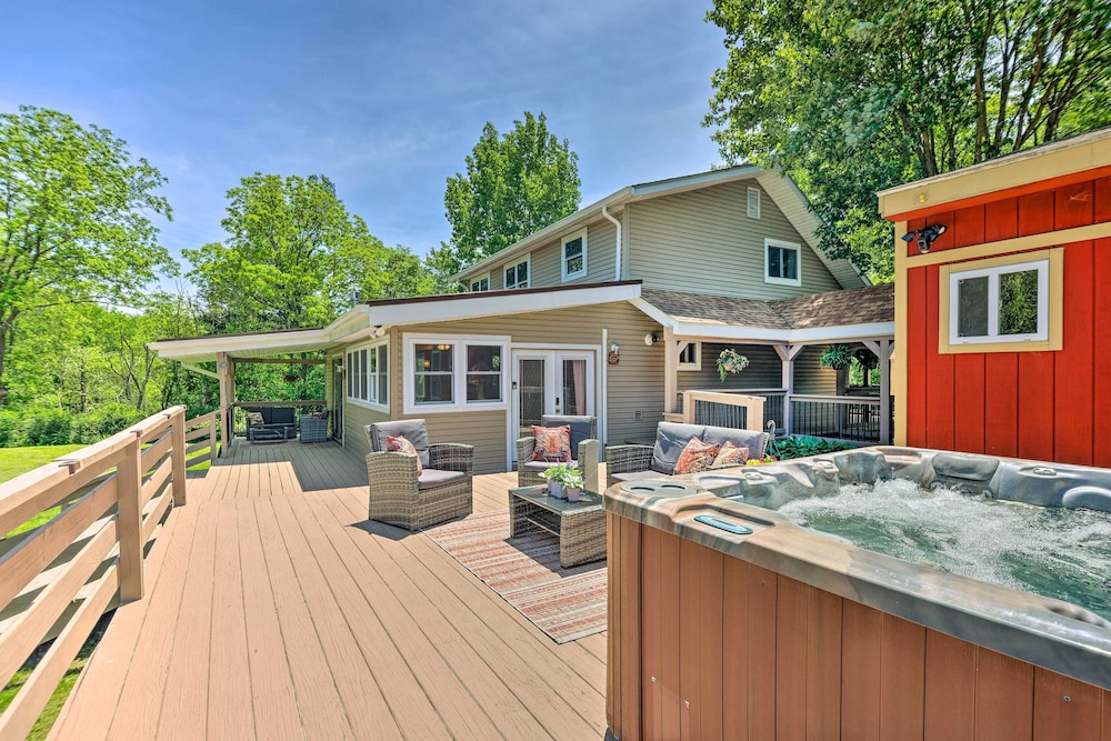 Cozy Poconos Cottage W/ Hot Tub Near Ski Resorts! - Pennsylvania