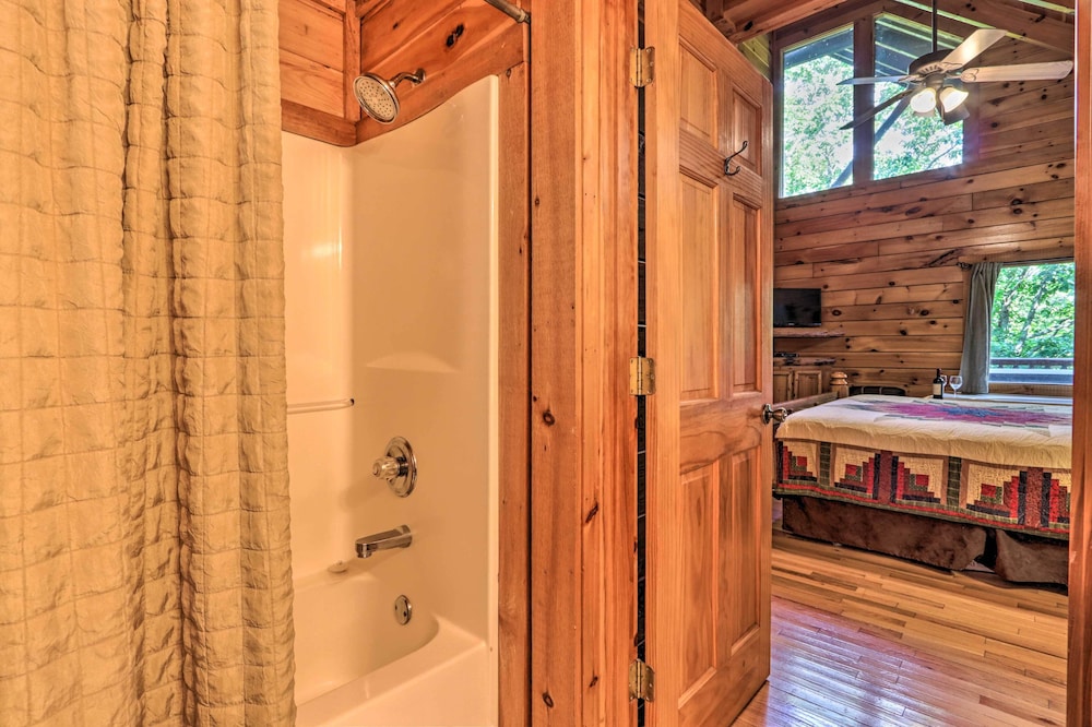 'Sky Harbor' Sevierville Cabin W/ Hot Tub & Deck! - Gatlinburg, TN
