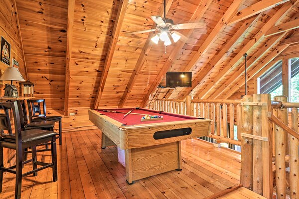 'Sky Harbor' Sevierville Cabin W/ Hot Tub & Deck! - Gatlinburg, TN