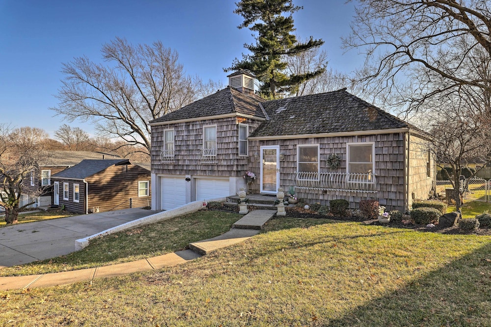Cozy Kansas City Home W/ Yard - 9 Mi To Dtwn! - Lake Waukomis, MO