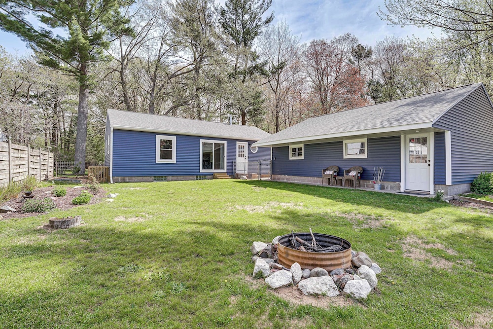 Walk To Beach: Lake Michigan Getaway! - Muskegon, MI