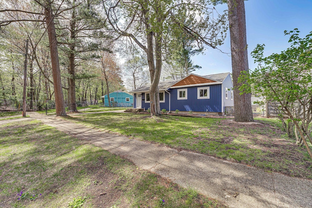 Walk To Beach: Lake Michigan Getaway! - Muskegon, MI