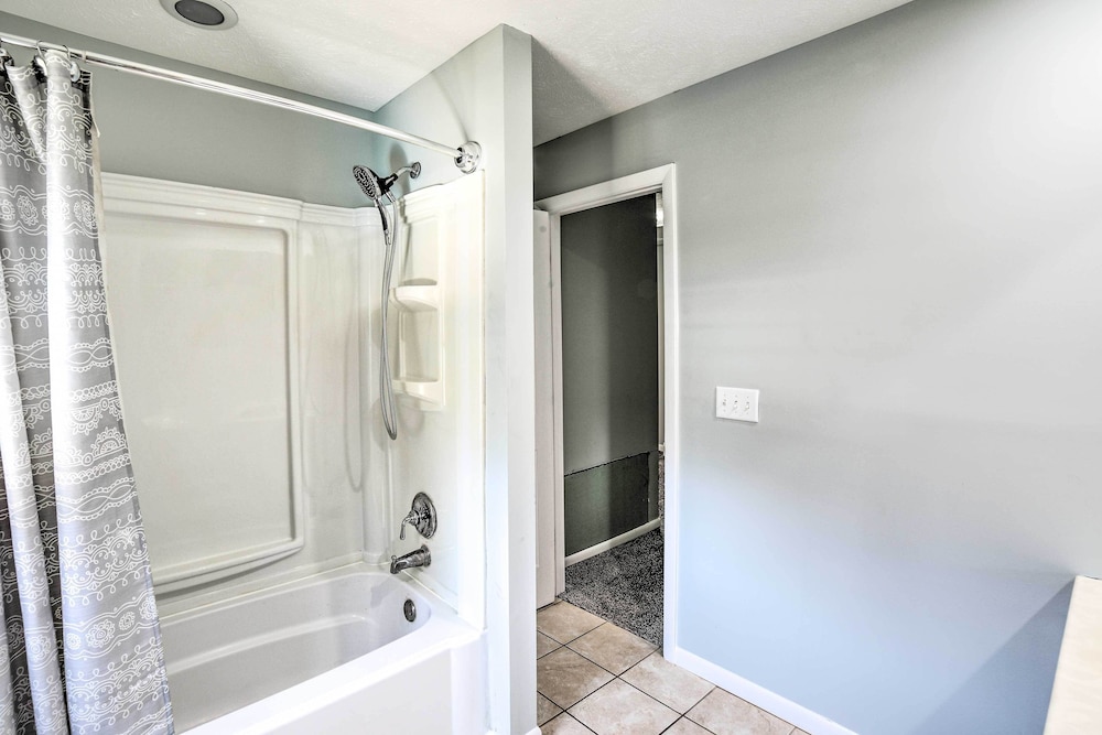 Spacious Getaway W/ Heated Private Pool! - Michigan