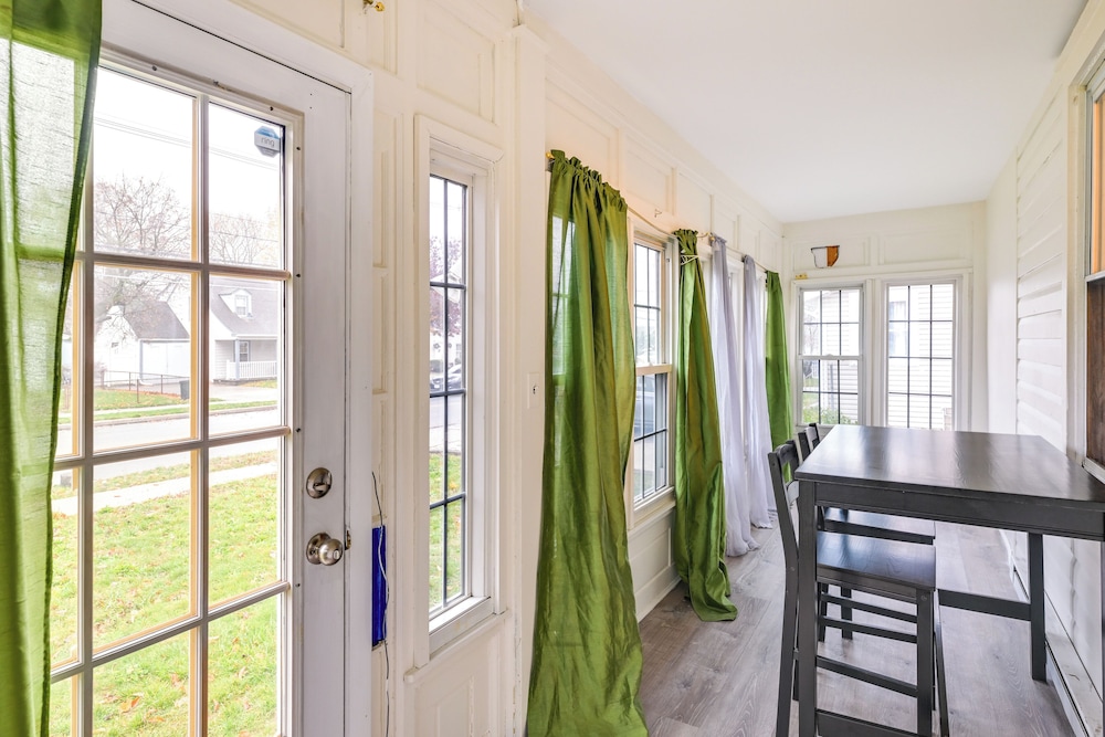 Charming Long Island Home W/ Fenced Yard! - Freeport, NY