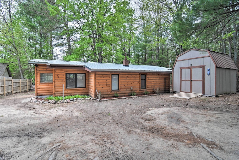 Rustic Frederic Cabin Near Cross-country Skiing! - Grayling, MI