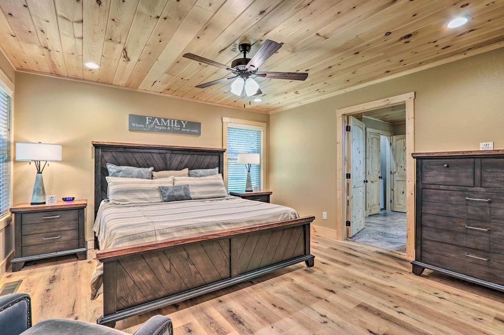 Sevierville Cabin: Deck W/ Foosball & Hot Tub! - Townsend, TN