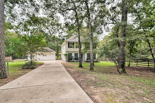 Modern Montgomery Home W/ Backyard, Deck, & Grill - Lake Conroe, TX