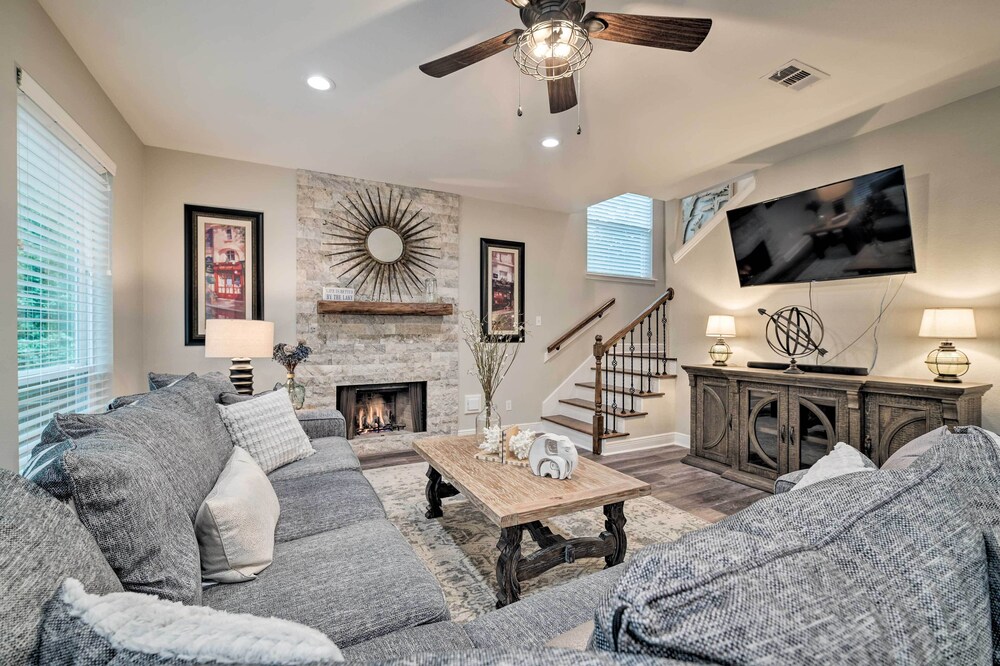 Modern Montgomery Home W/ Backyard, Deck, & Grill - Lake Conroe, TX