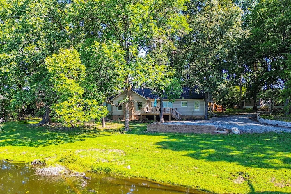 Stunning Greensboro Home W/ Deck & Pond View! - Greensboro, NC