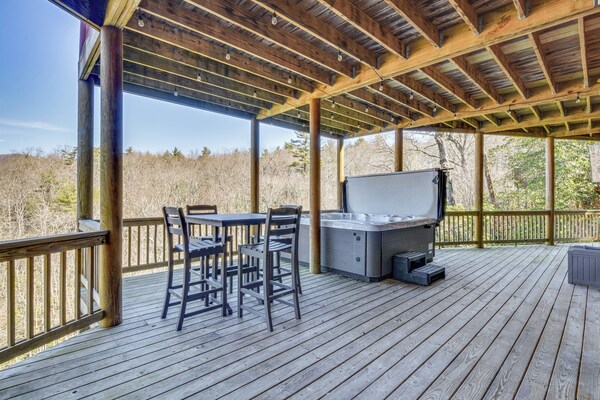 Wooded Cabin: Mtn Views, Hot Tub & 2 Decks! - Sapphire, NC