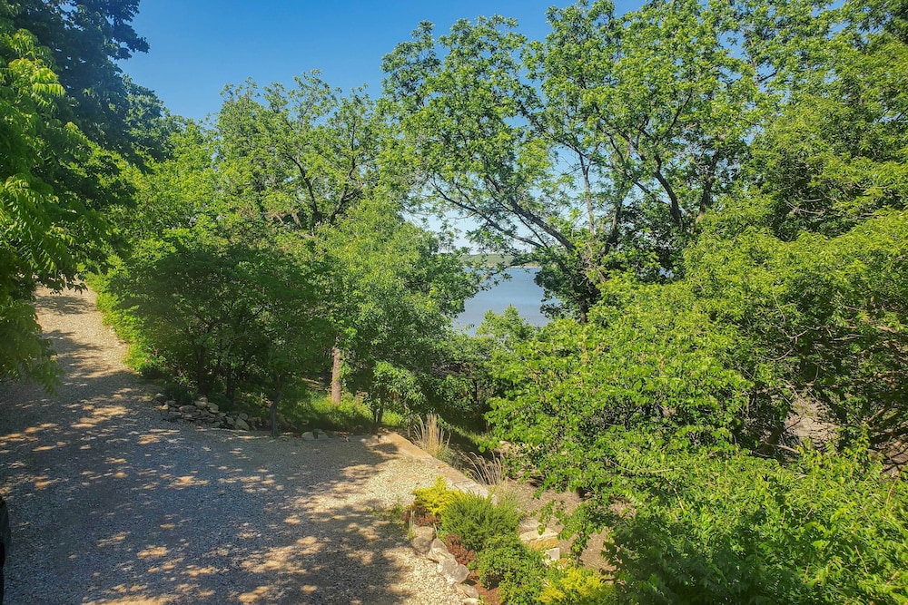 Walk To Tuttle Creek Lake: Secluded Scenic Retreat - Kansas