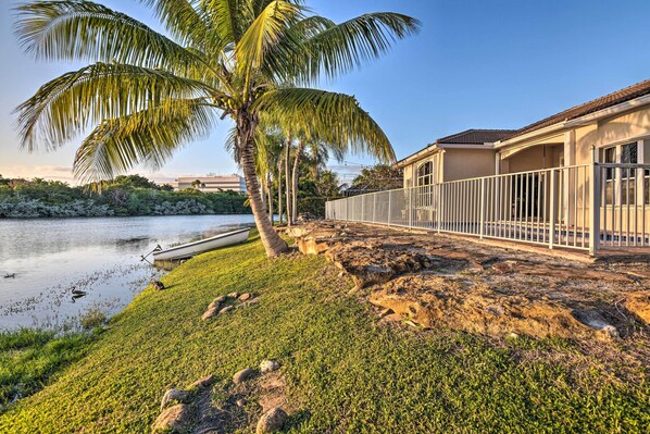 Gorgeous Miramar Villa w/ Lake & Pool Views, Miramar: 2026 Info, Photos ...