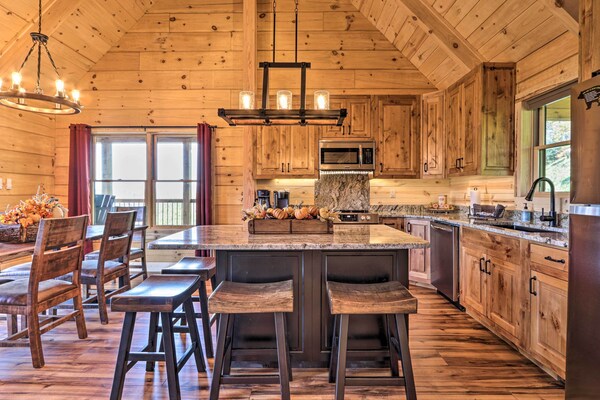 Spacious Mountain Retreat W/ Hot Tub + Views! - Gatlinburg, TN