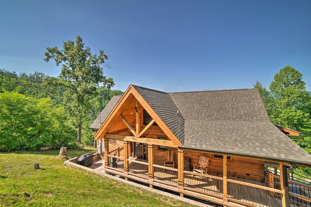 Spacious Mountain Retreat W/ Hot Tub + Views! - Gatlinburg, TN