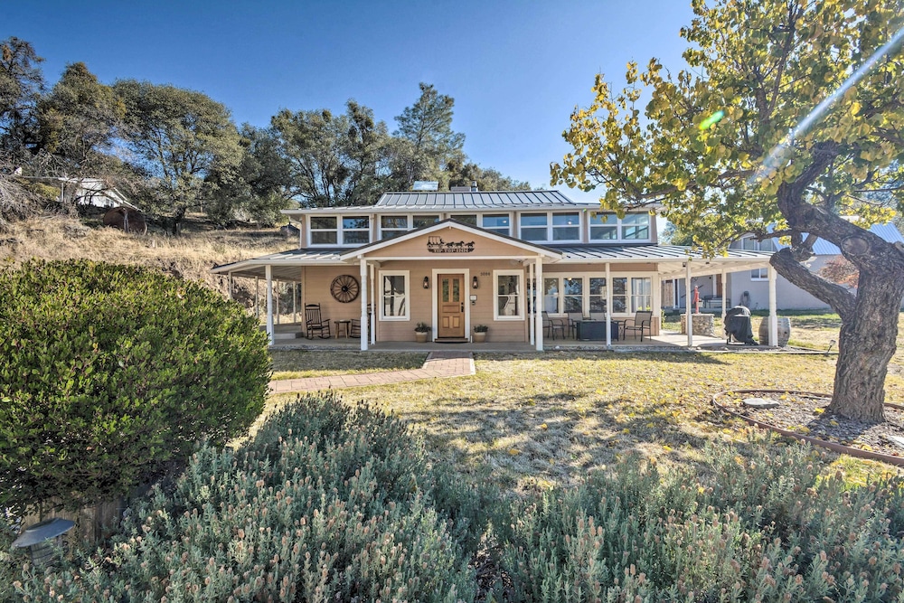 Historic Mariposa Stagecoach Stop W/ Gas Fire Pit! - California