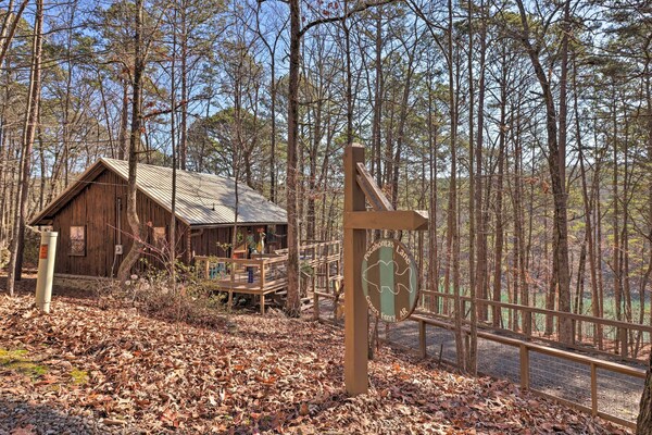 Scenic Greers Ferry Cabin W/ Deck + Fire Pit! - Heber Springs, AR