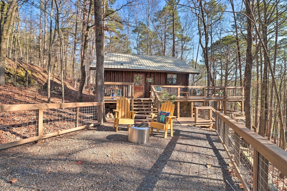 Scenic Greers Ferry Cabin W/ Deck + Fire Pit! - West Front Street, AR