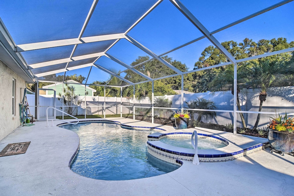 Sunny Seminole Gem With Screened Lanai & Pool! - Redington Beach, FL