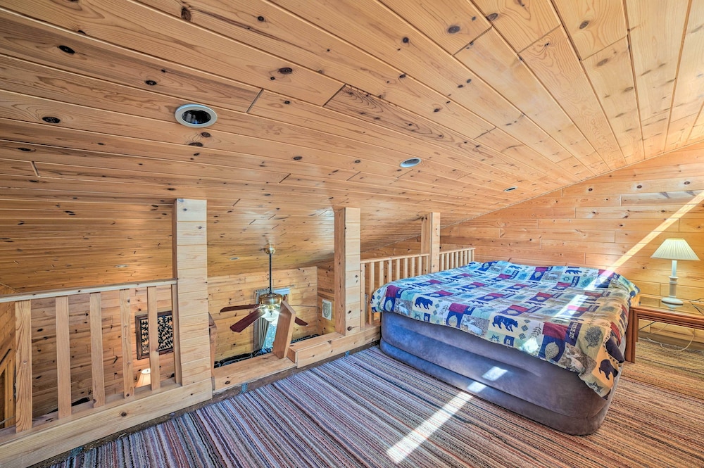 Charming Houghton Lake Cottage W/ Backyard! - Houghton Lake, MI