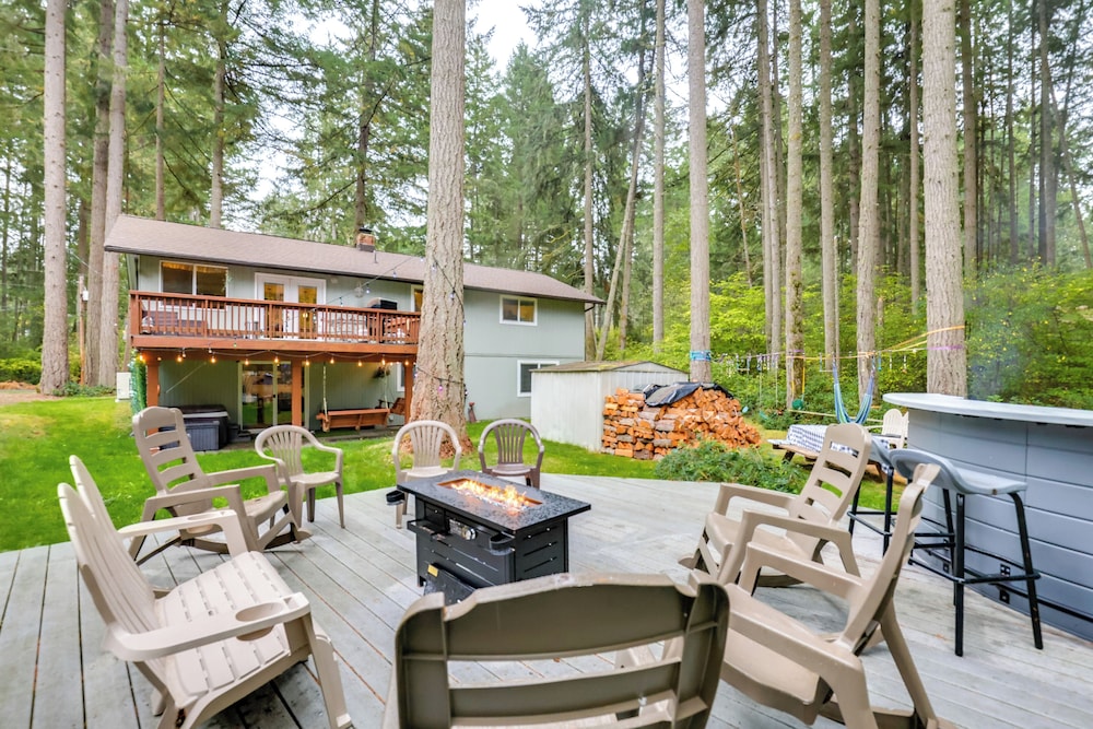 Anderson Island Home W/ Hot Tub, Near Beaches - Anderson Island, WA