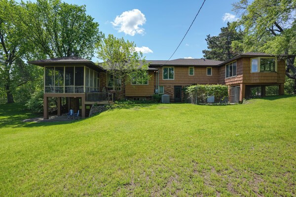 15 Mi To Downtown Minneapolis: Retreat On 5 Acres - Eden Prairie, MN