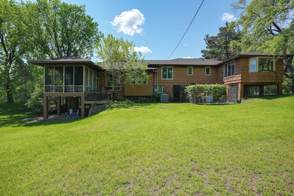 15 Mi To Downtown Minneapolis: Retreat On 5 Acres - Plymouth, MN