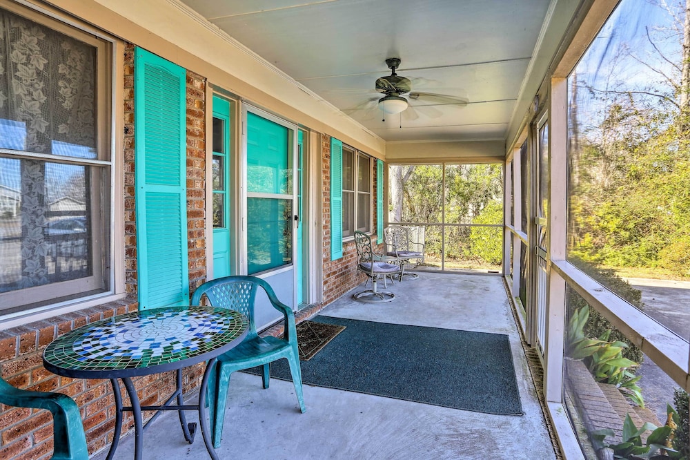 Lake Waccamaw Home W/ Fenced Yard & Shared Pier! - Lake Waccamaw, NC