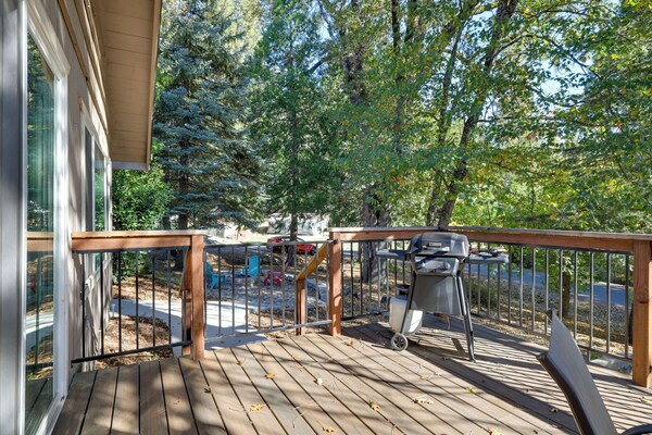 Furnished Deck & Fire Pit: Sherwood Forest Cabin - Brentwood Lake, Twain Harte