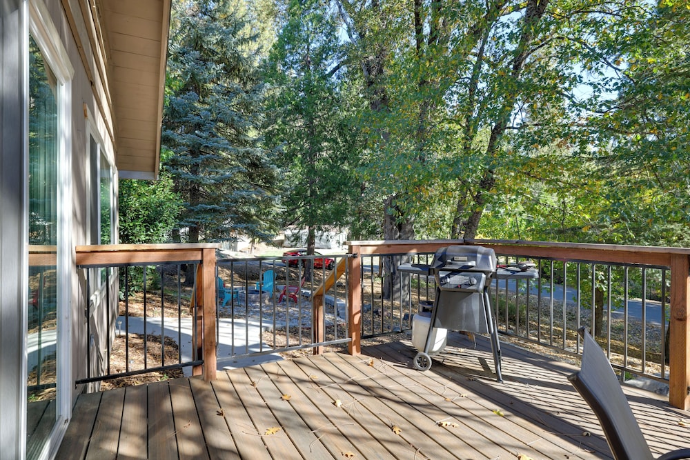 Furnished Deck & Fire Pit: Sherwood Forest Cabin - Brentwood Lake, Twain Harte