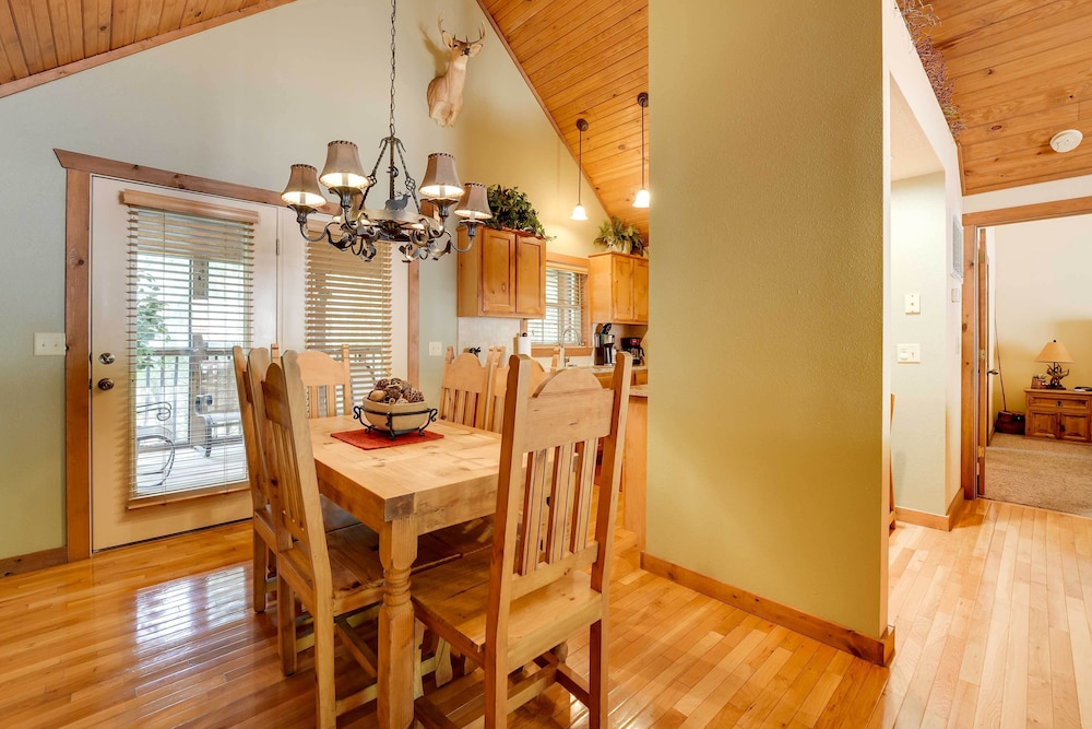 Screened Deck: Cozy Branson West Cabin! - Table Rock Lake