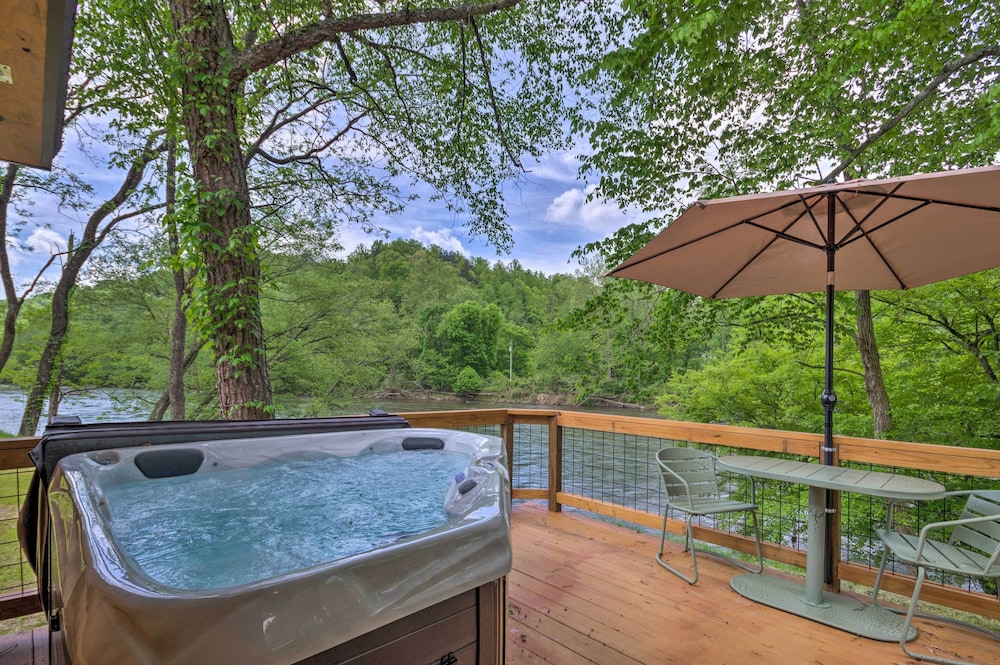 Smoky Mountain Cabin W/ Hot Tub & River Views! - Cherokee, NC