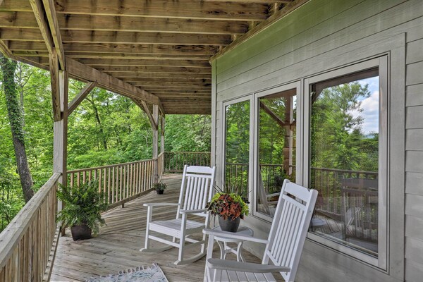 Black Mountain Gem W/ Inviting Deck & Scenic Views - Mount Mitchell State Park, Burnsville