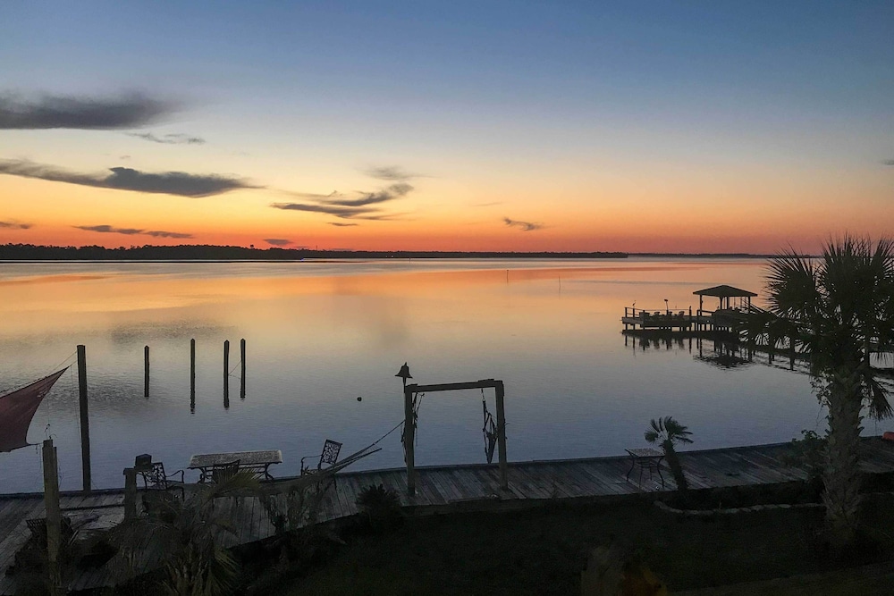 Charming Waterfront Home: Fish, Boat + More! - Jacksonville, NC