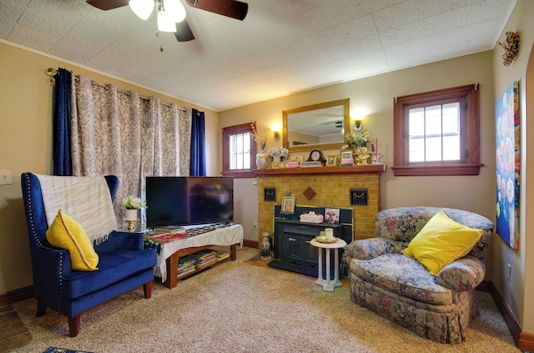 Walk To Dtwn: Marie Antoinette-themed Lebanon Home - Bennett Spring State Park, Lebanon