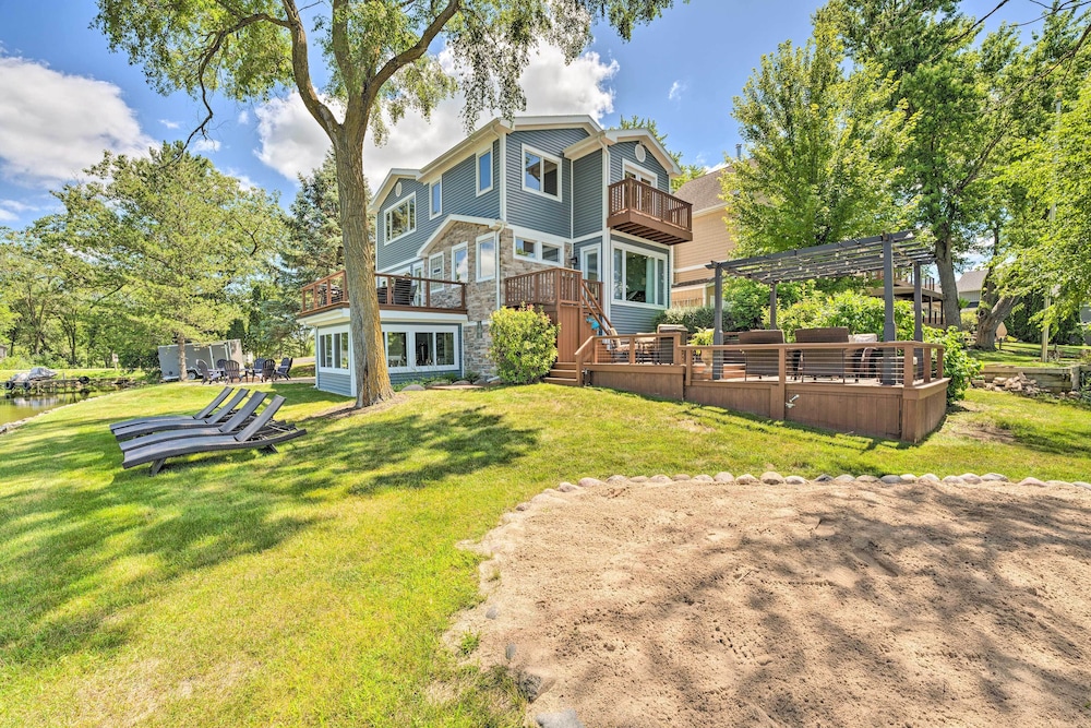 Lakefront Oasis W/ Boat Dock, Fire Pit, Grill - Bristol Renaissance Faire