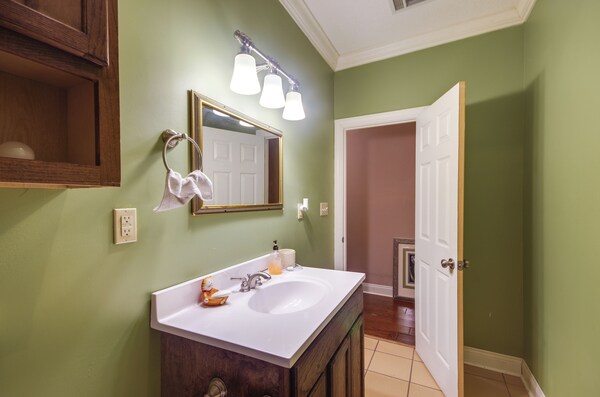 Homey Greenwood Getaway W/ Patio & Backyard - Greenwood, MS