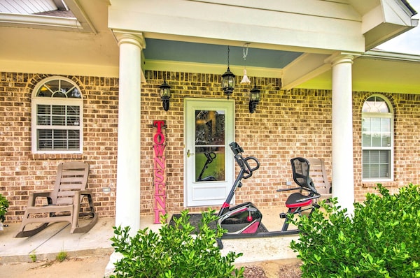 Homey Greenwood Getaway W/ Patio & Backyard - Greenwood, MS