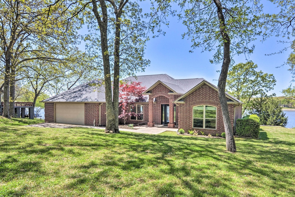 Spectacular Duck Creek Waterfront Retreat W/ Dock! - Disney, OK