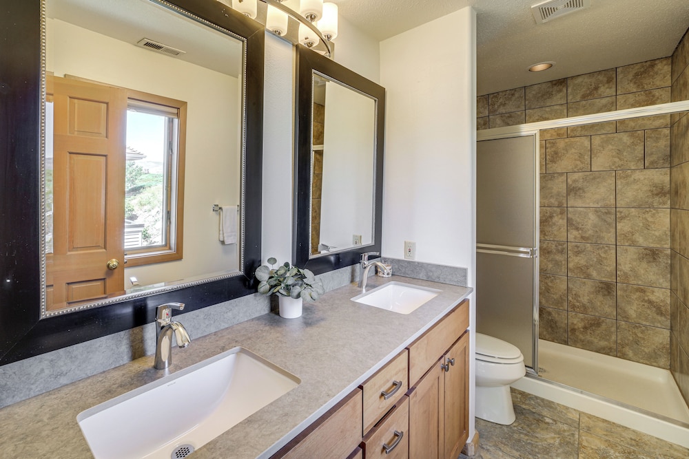 Modern Retreat W/ Hot Tub - Steps To Lake Chelan! - Manson, WA